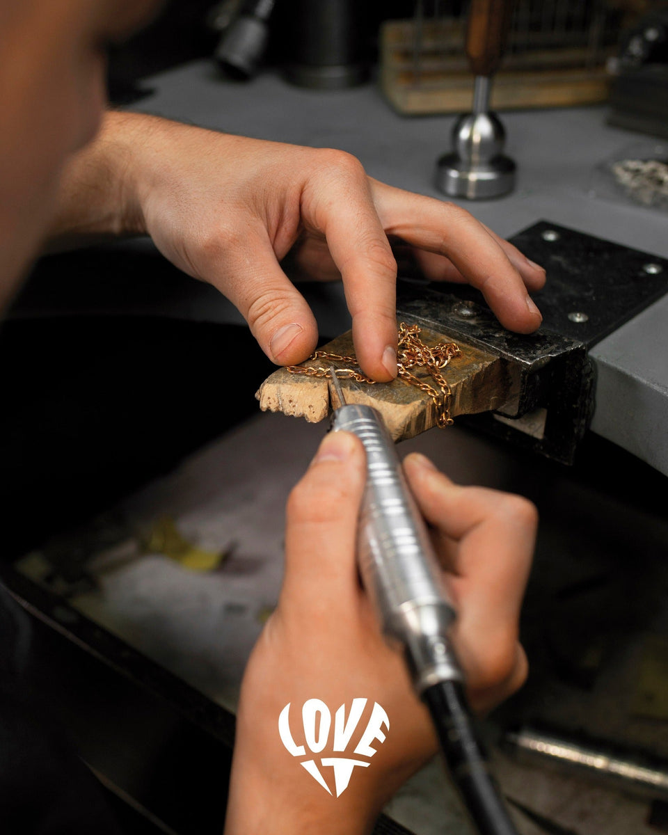 Découvrez les techniques traditionnelles utilisées dans la filigrane p ...